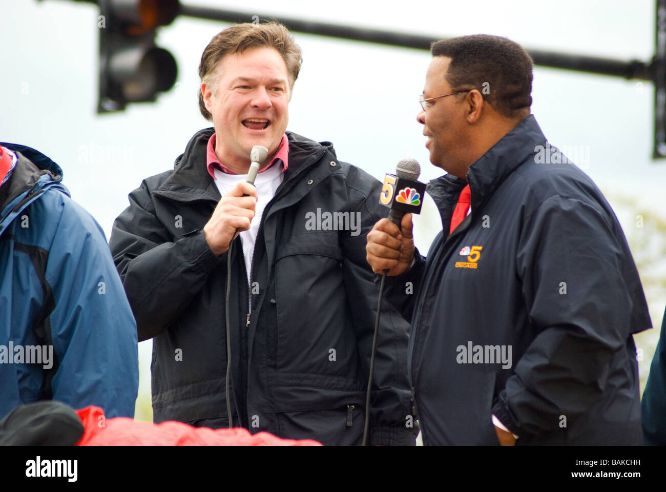 News anchor with microphone hi-res stock photography and images - Alamy