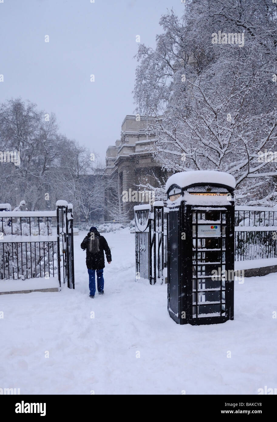 Snow Covered Tower Hill City London England Britain 2 Feb 2009 Stock ...