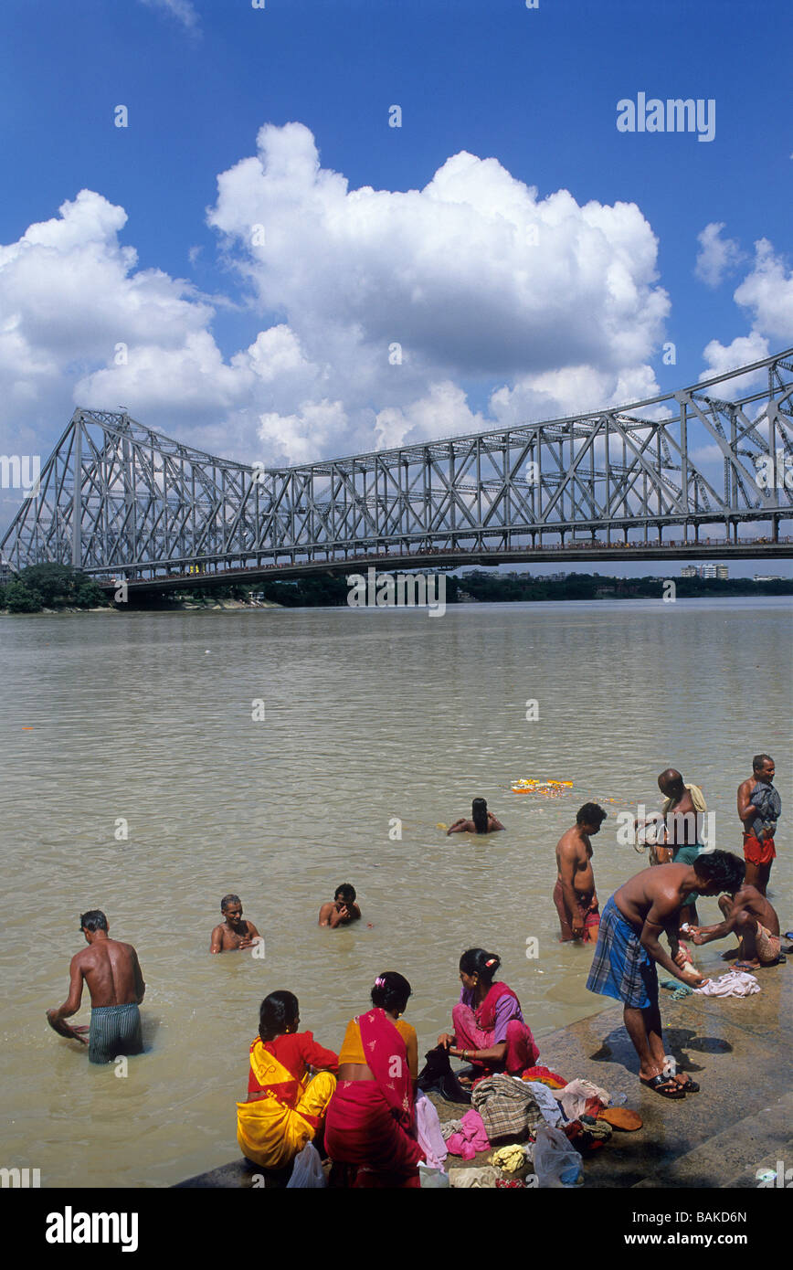 India, West Bengal State, Kolkata, Hoogly river and Howrah bridge Stock ...