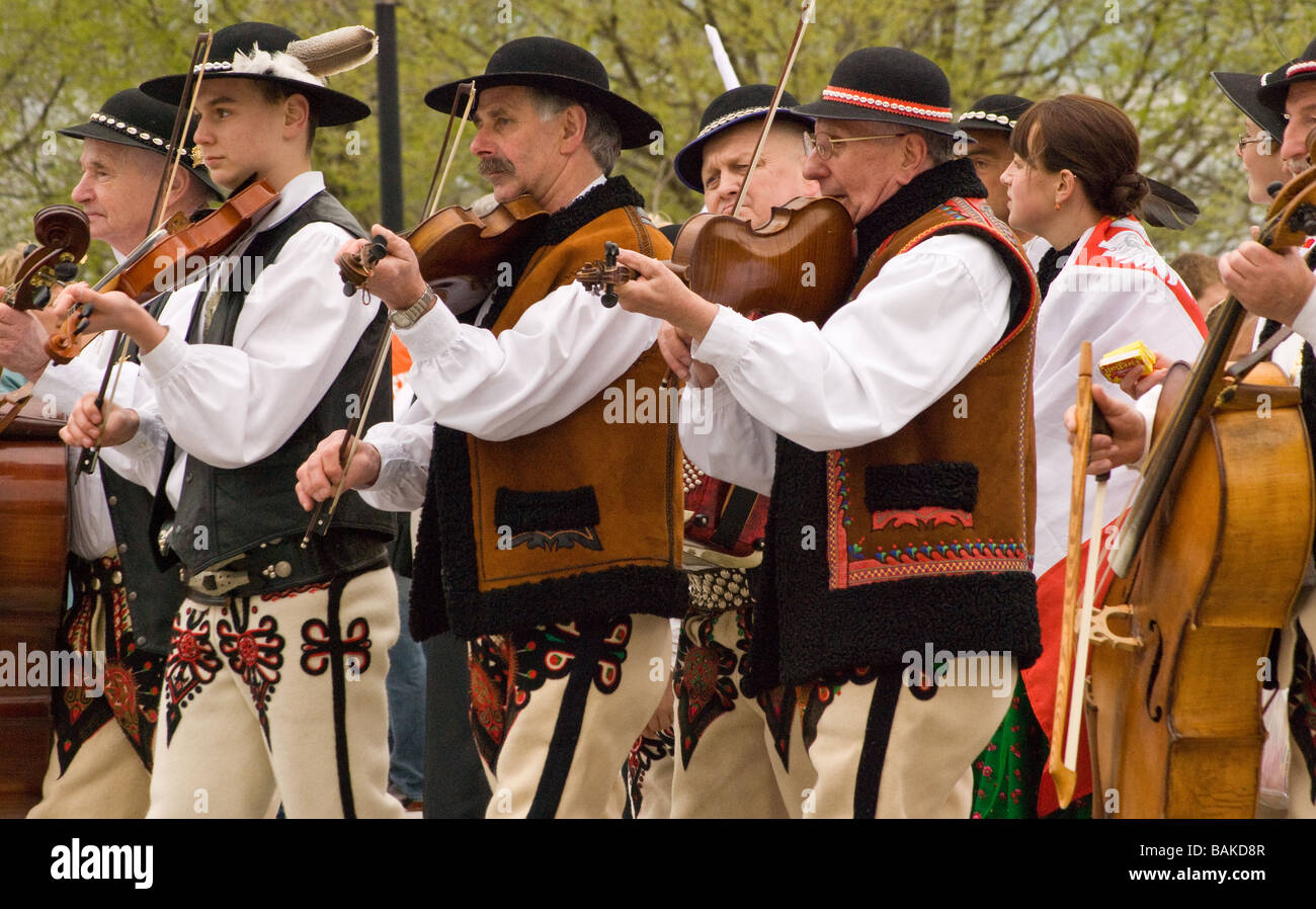 Group of men in traditional clothing playing music in Chicago Polish ...