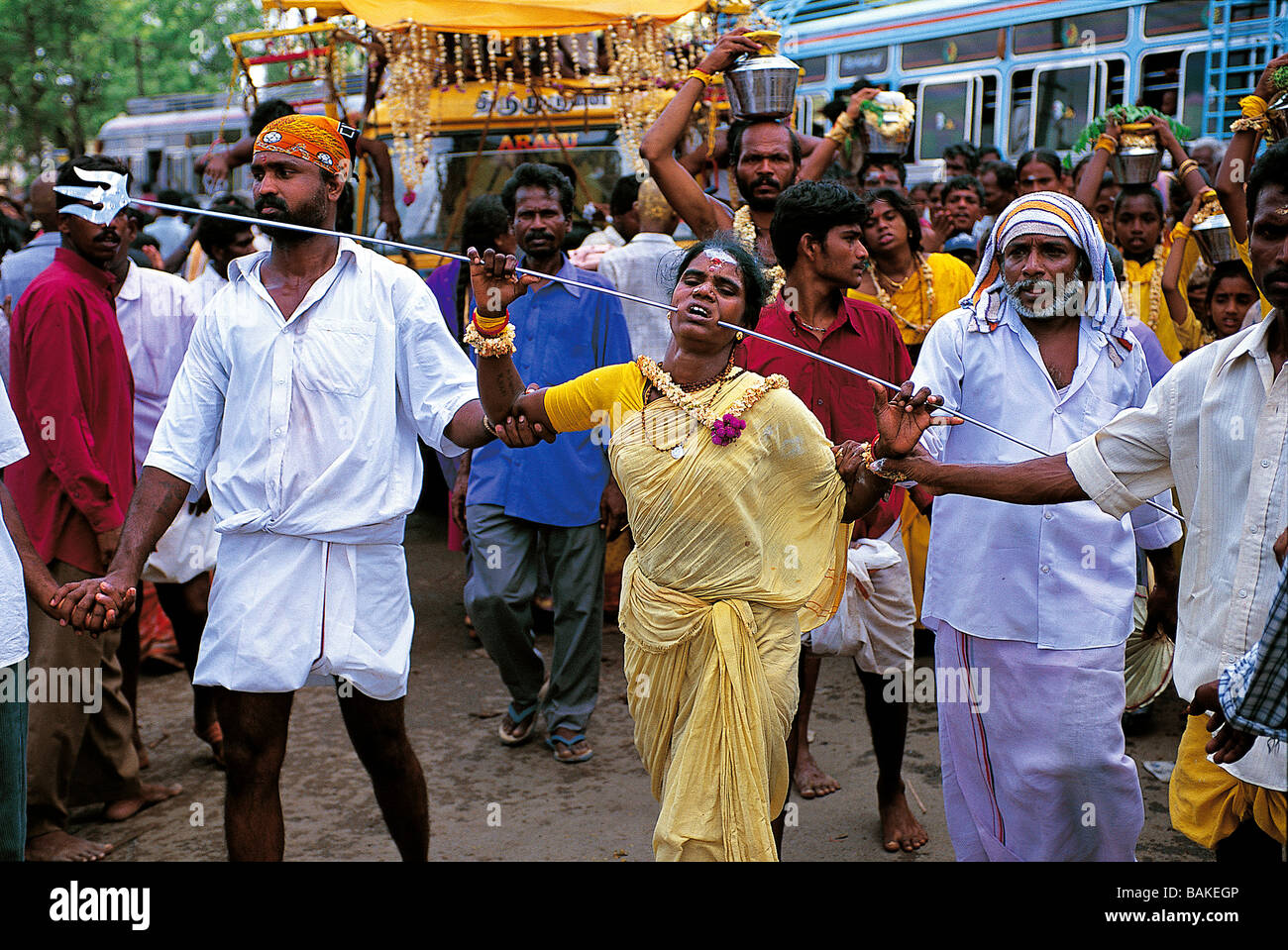 India, Tamil Nadu State, Samayapuram, pilgrims on the way to Mariamman ...