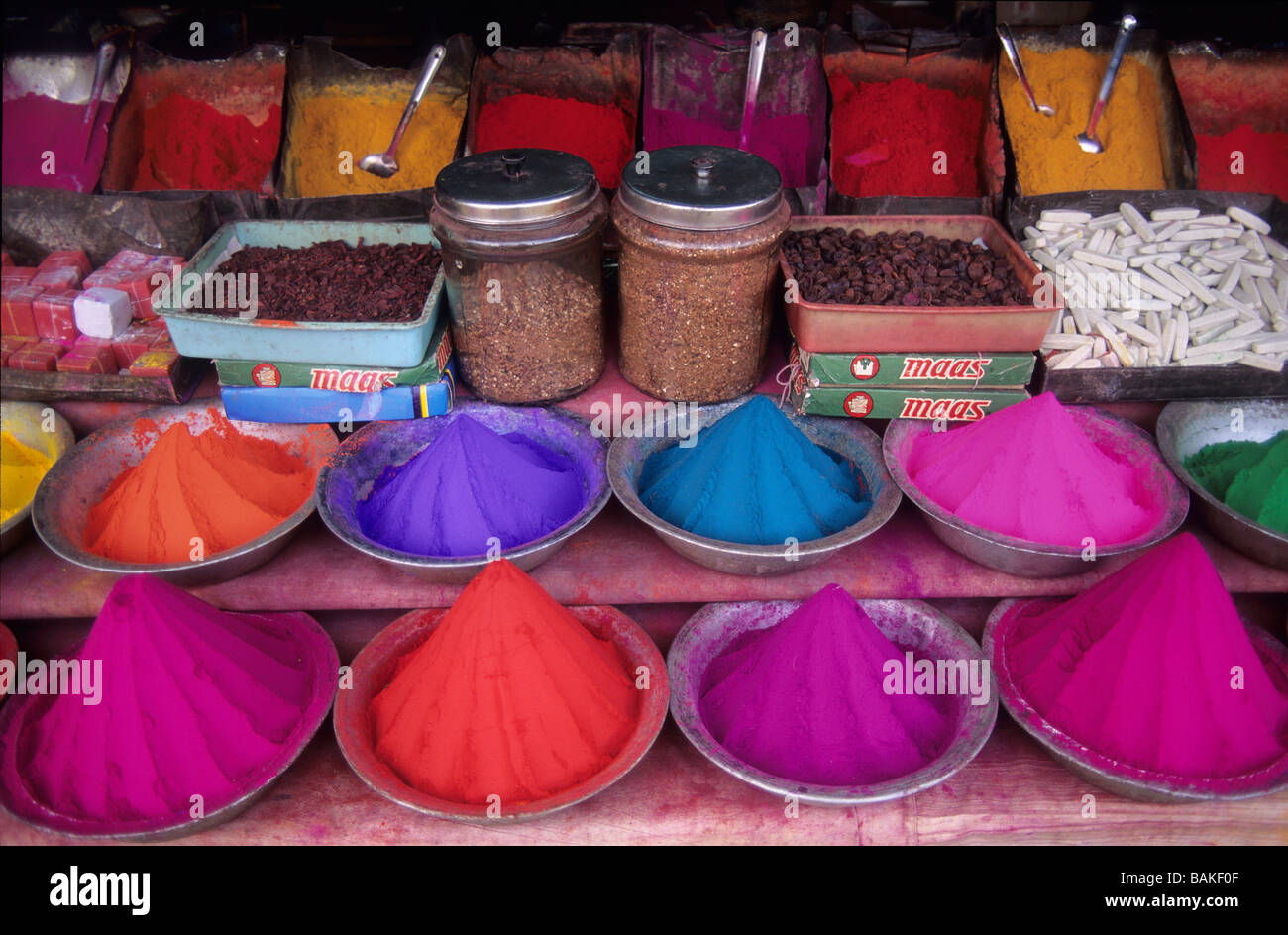 India, Karnataka State, Mysore, marché Devaraja, ritual powders Stock ...