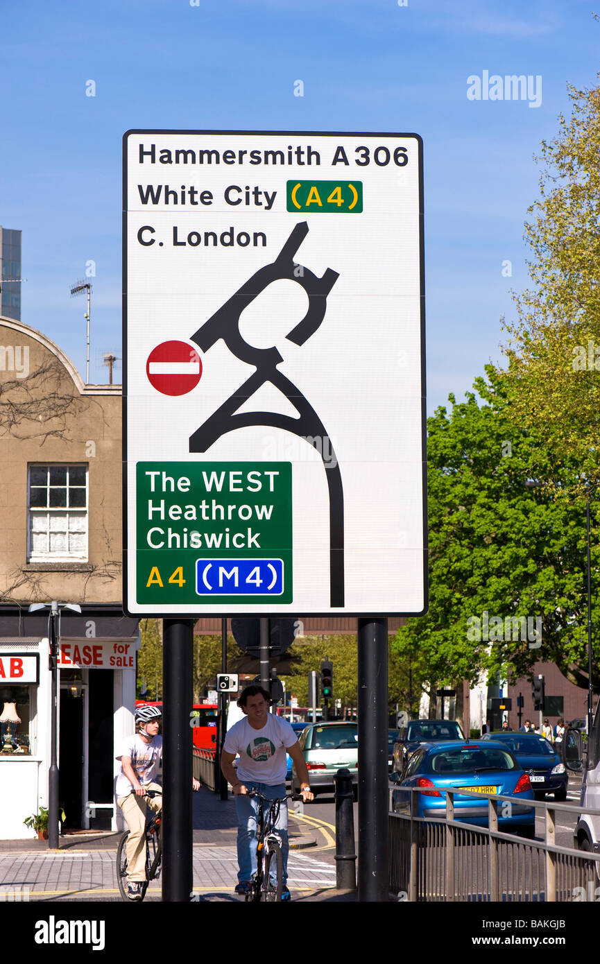 London, united kingdom road sign hi-res stock photography and images ...