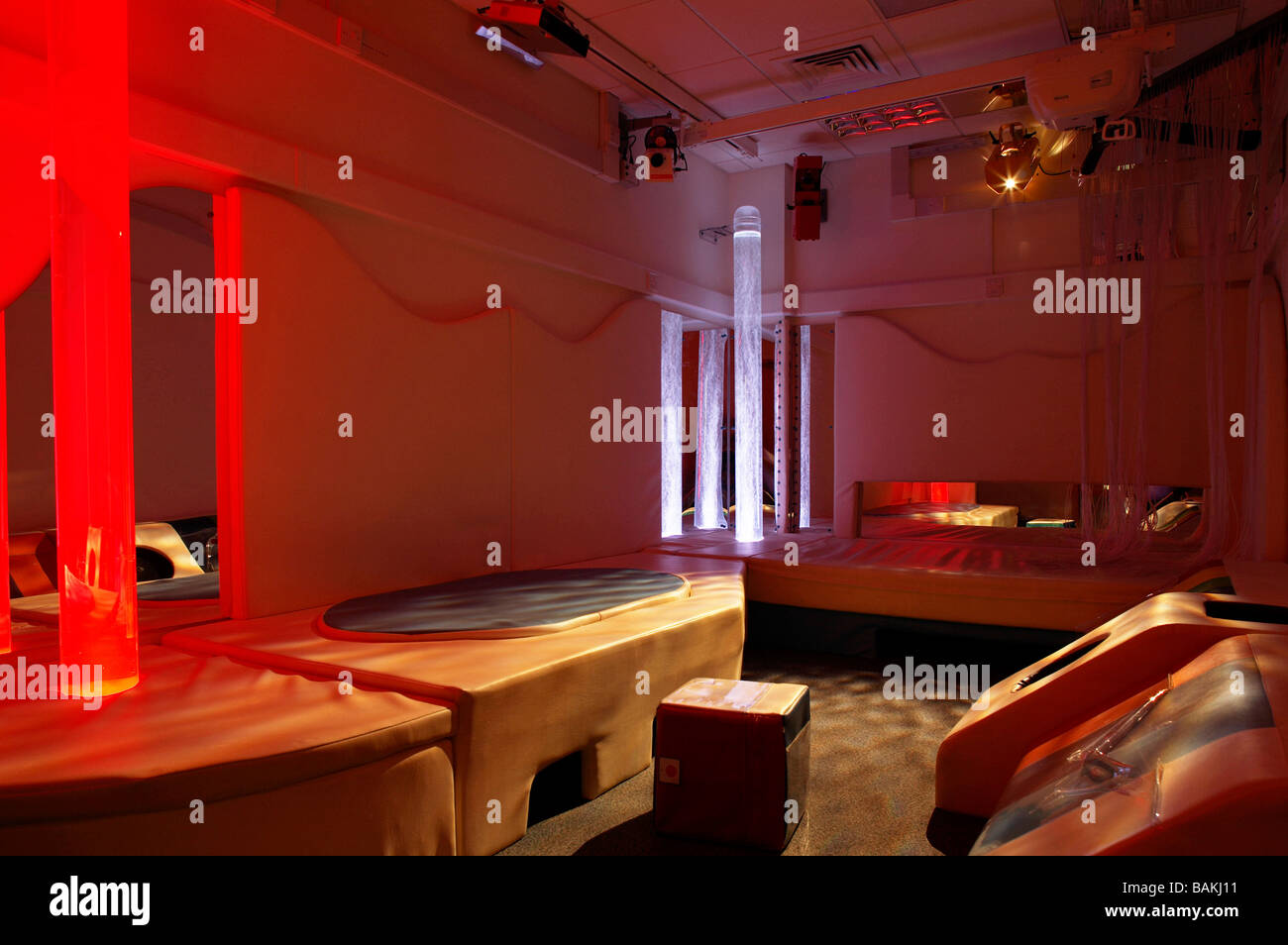 HUNGERFORD BRIDGE SCHOOL, SMC CORSTORPHINE AND WRIGHT, LONDON, UNITED ...