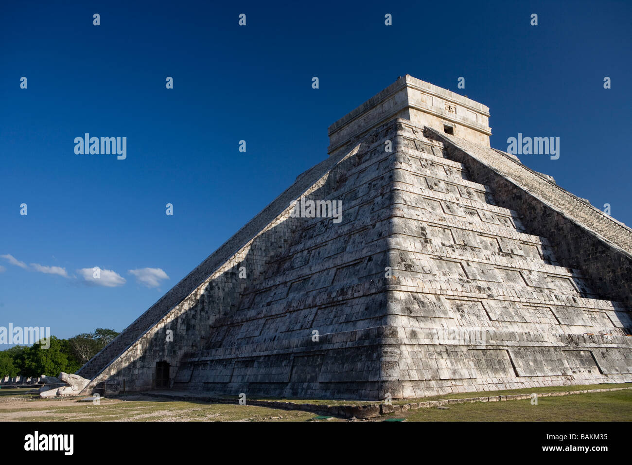 El castillo chichen itza spring equinox hi-res stock photography and ...