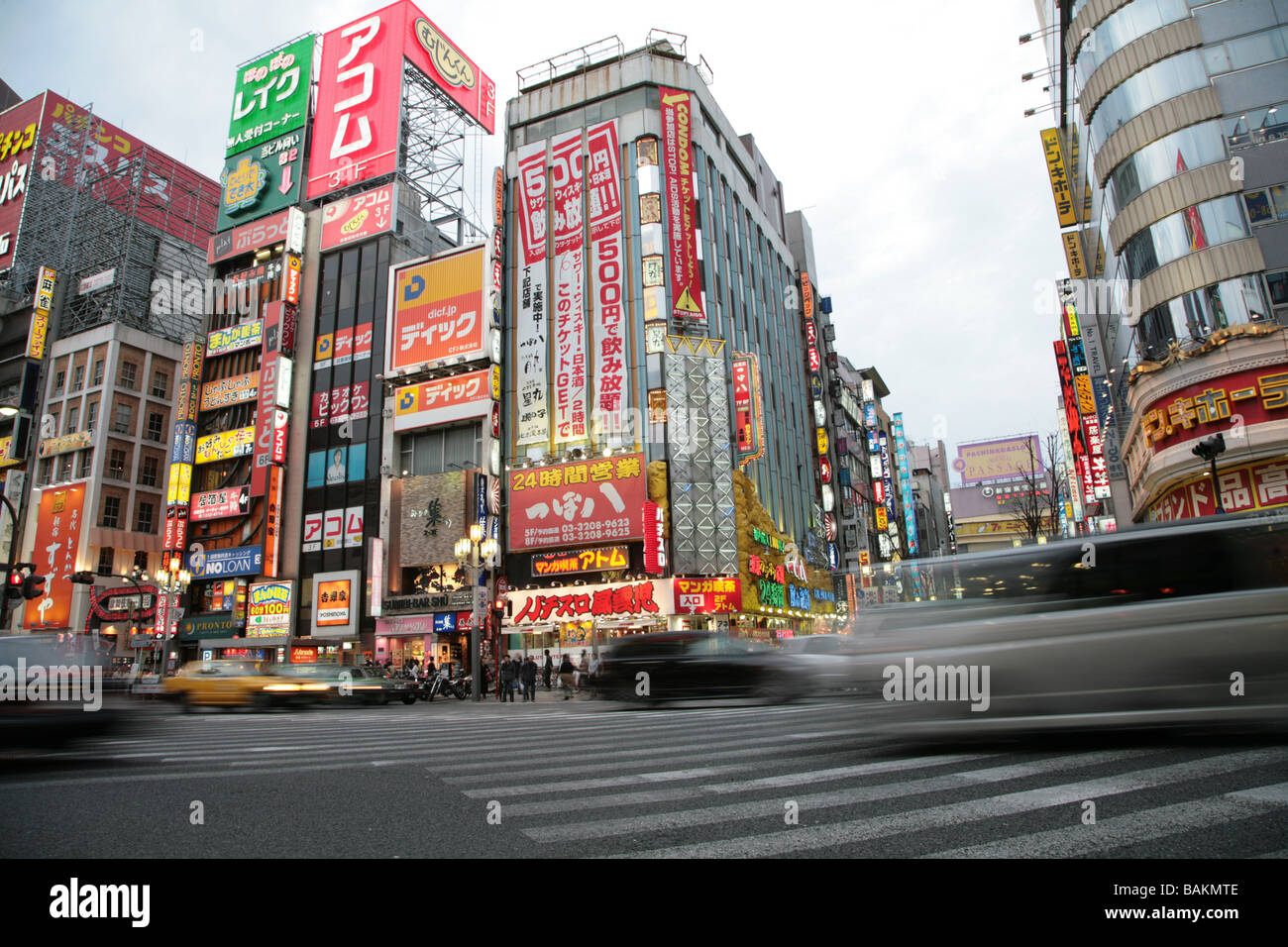 Busy life in the streets of Tokyo in the Shinjuku area Stock Photo - Alamy