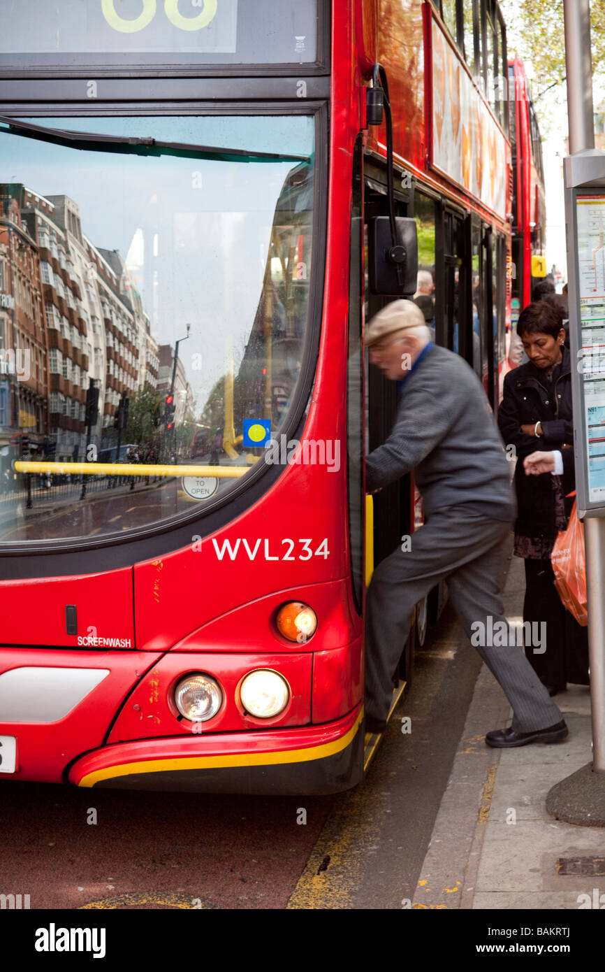 Bus stop london hi-res stock photography and images - Alamy