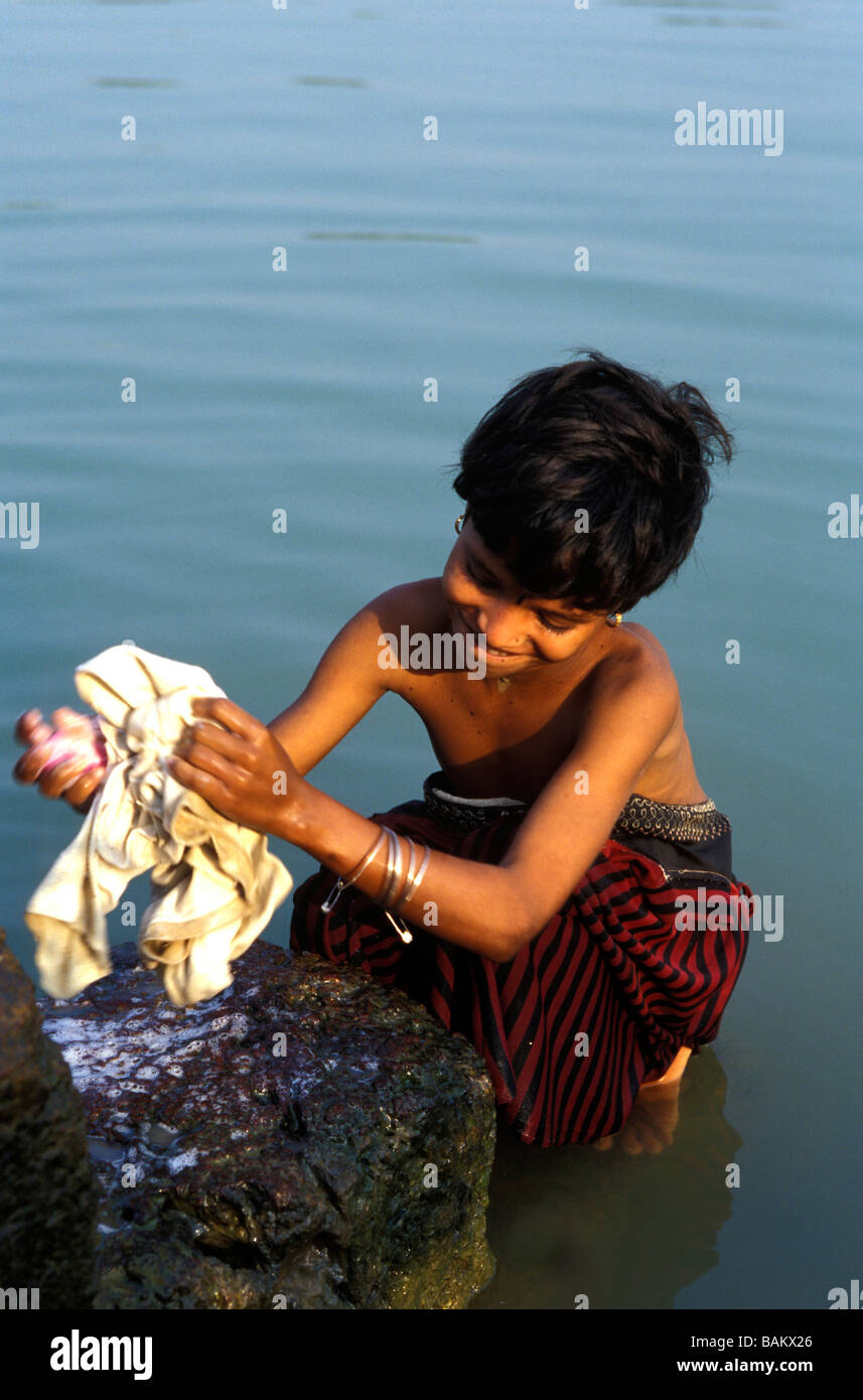 Children washing clothes in river hi-res stock photography and images ...