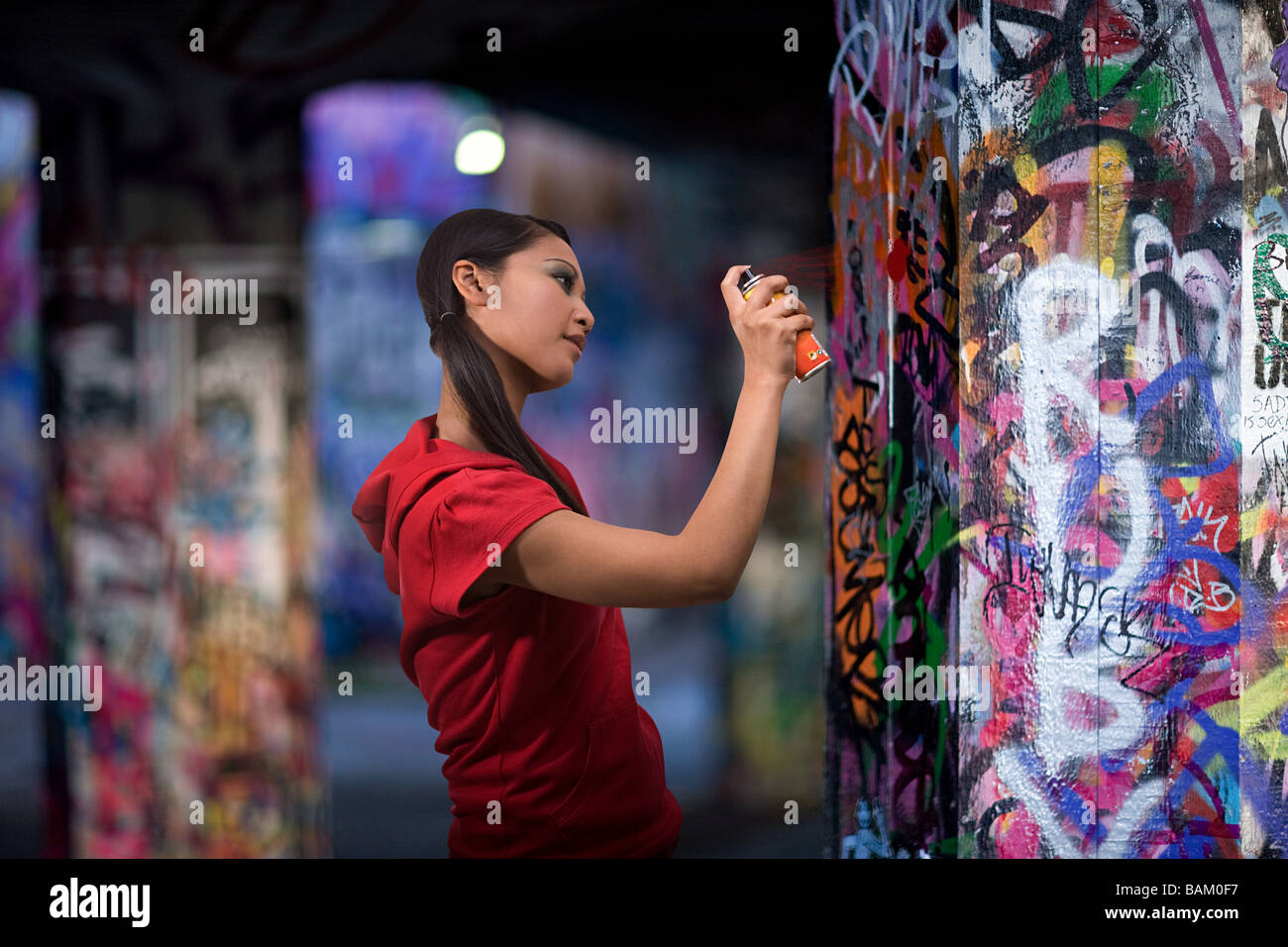 Spraying graffiti hi-res stock photography and images - Alamy