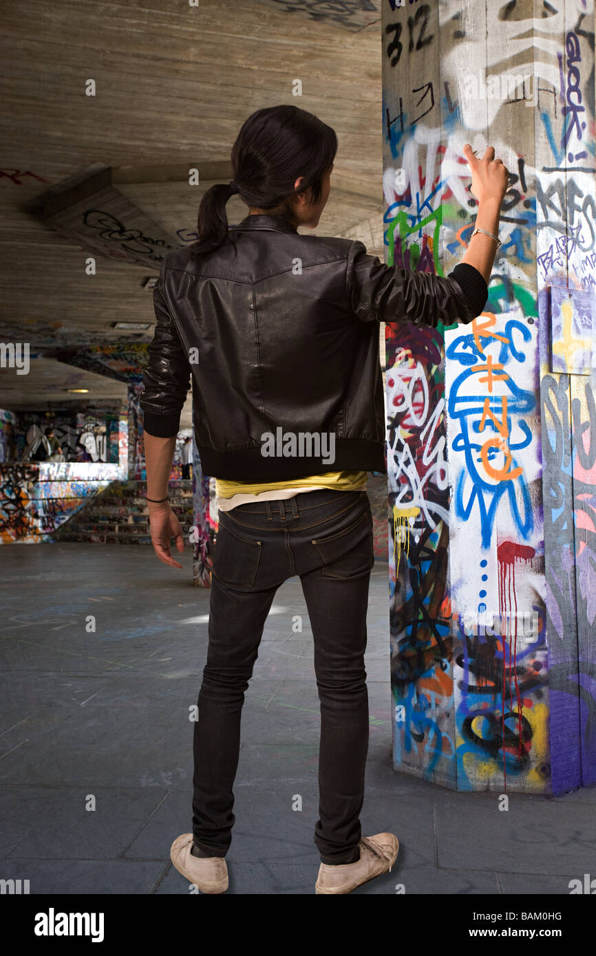 Spraying graffiti hi-res stock photography and images - Alamy