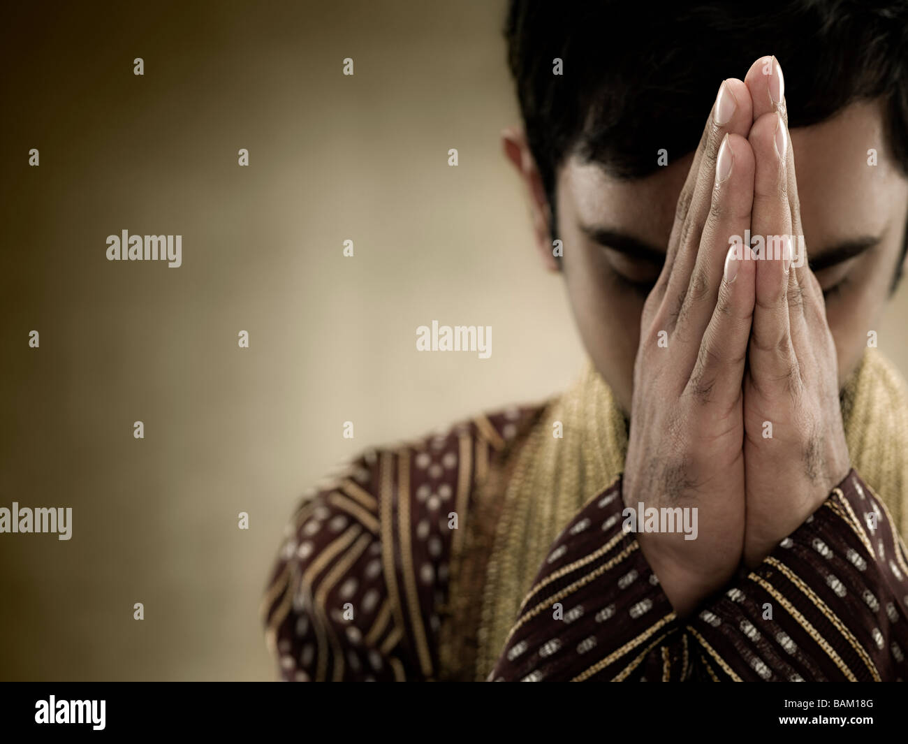 A hindu man praying Stock Photo - Alamy
