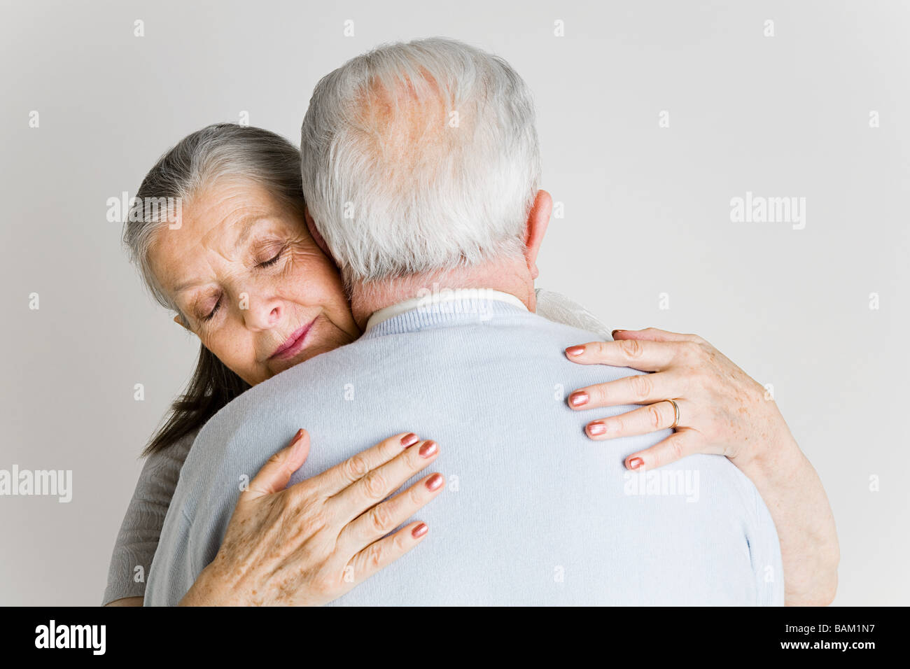 Senior couple hugging Stock Photo - Alamy