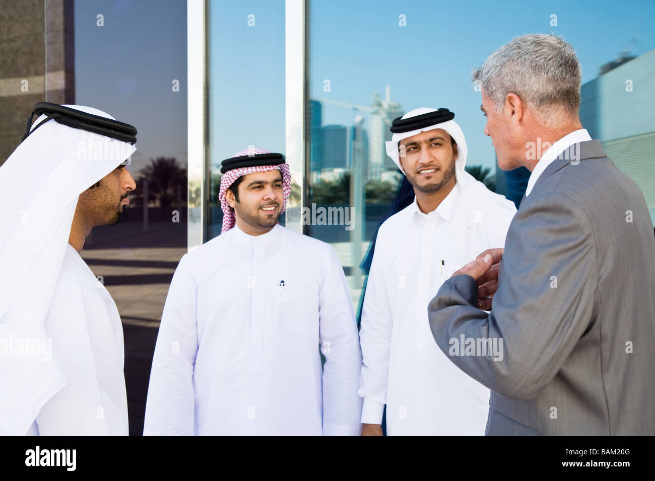 Dubai group of men talking hi-res stock photography and images - Alamy