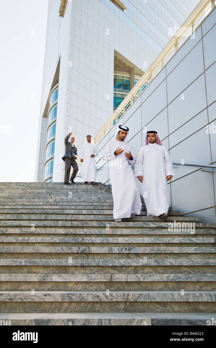 Dubai group of men talking hi-res stock photography and images - Alamy