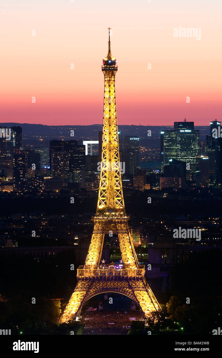 France, Paris, the Eiffel Tower illuminated (lightning of the Eiffel ...