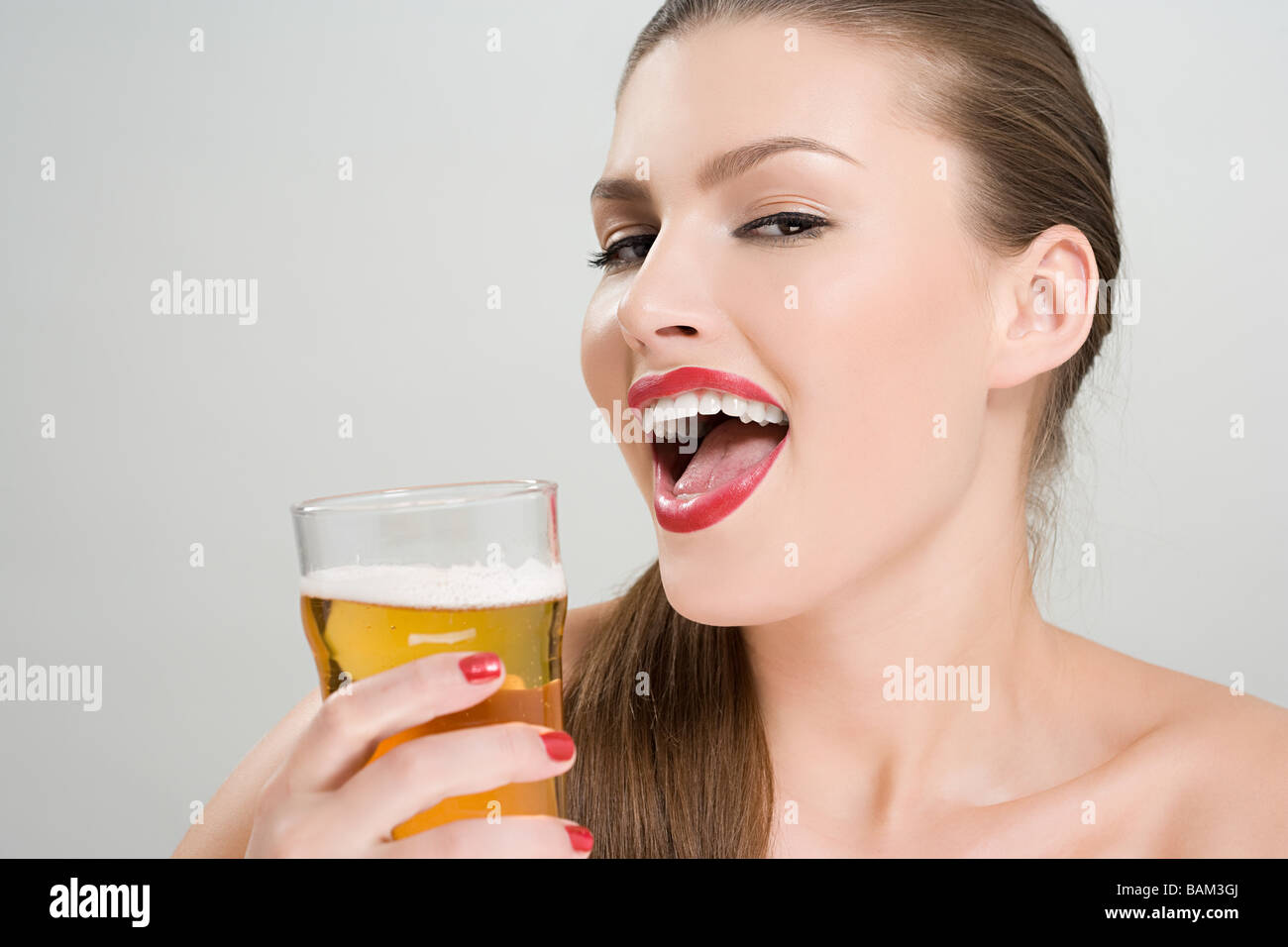 Women and drinking pint hi-res stock photography and images - Alamy