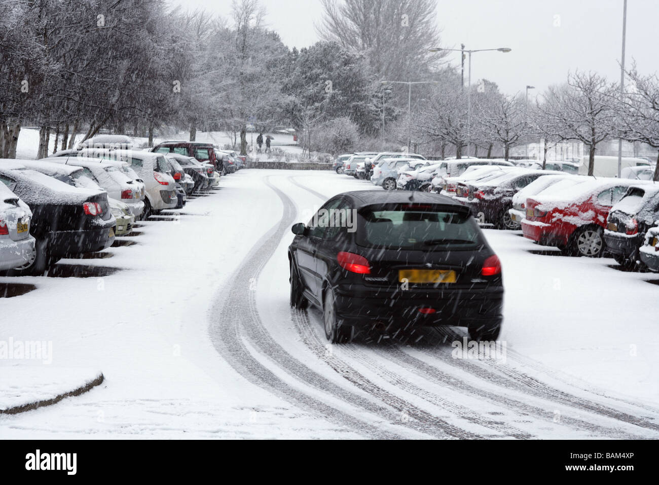 Snow on car driving hi-res stock photography and images - Alamy