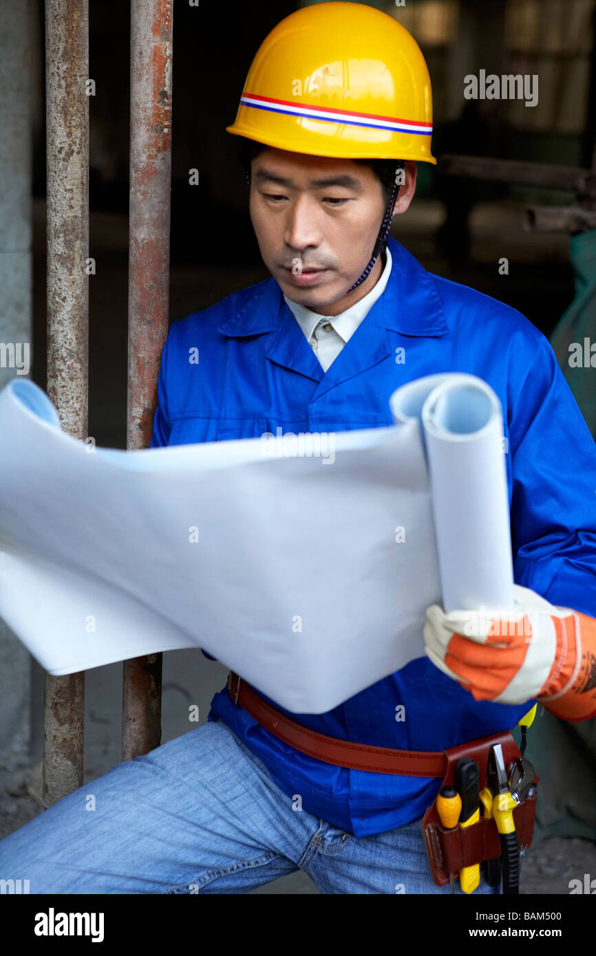 Mid adult builder wearing hard hat hi-res stock photography and images ...