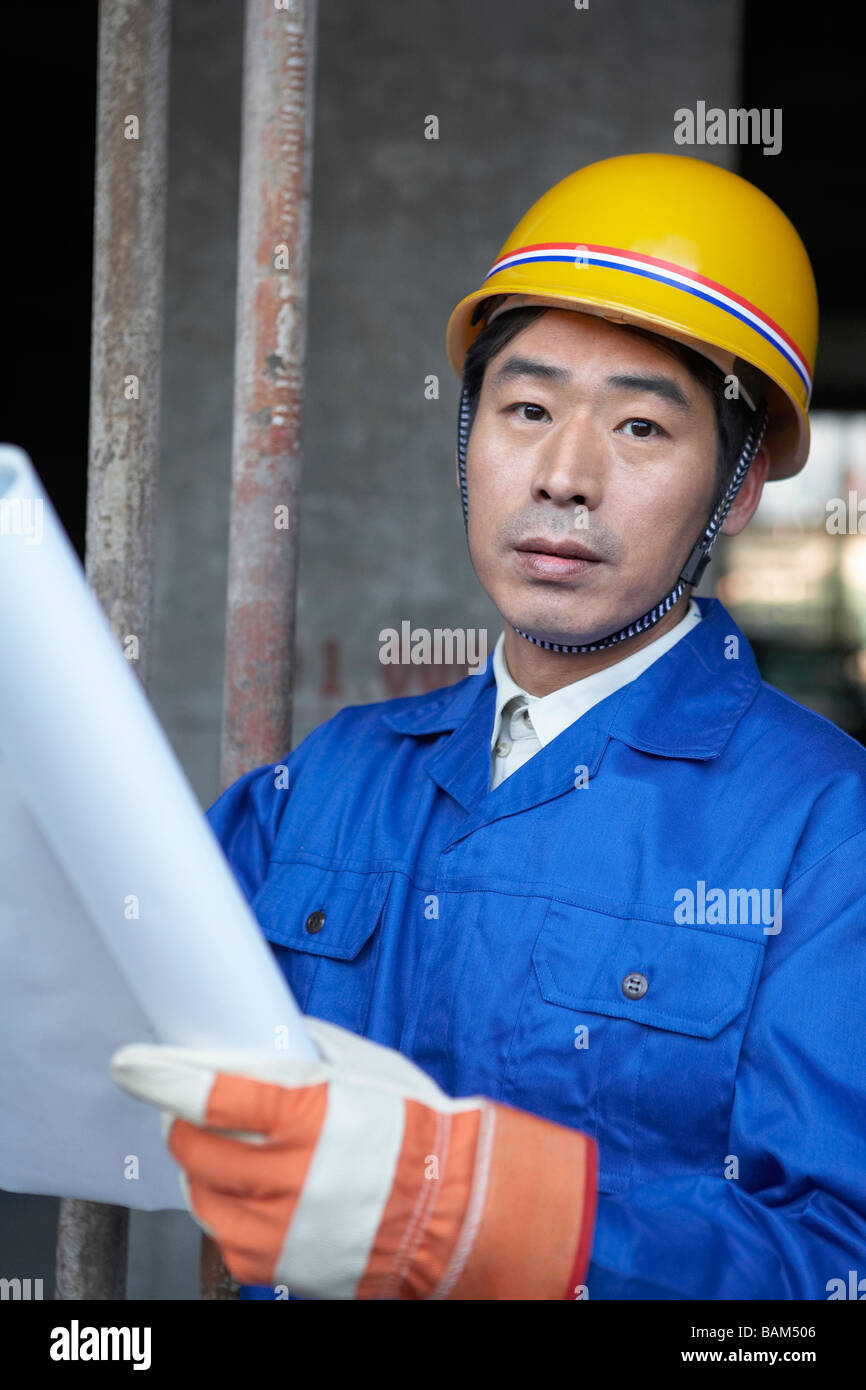 Mid adult builder wearing hard hat hi-res stock photography and images ...