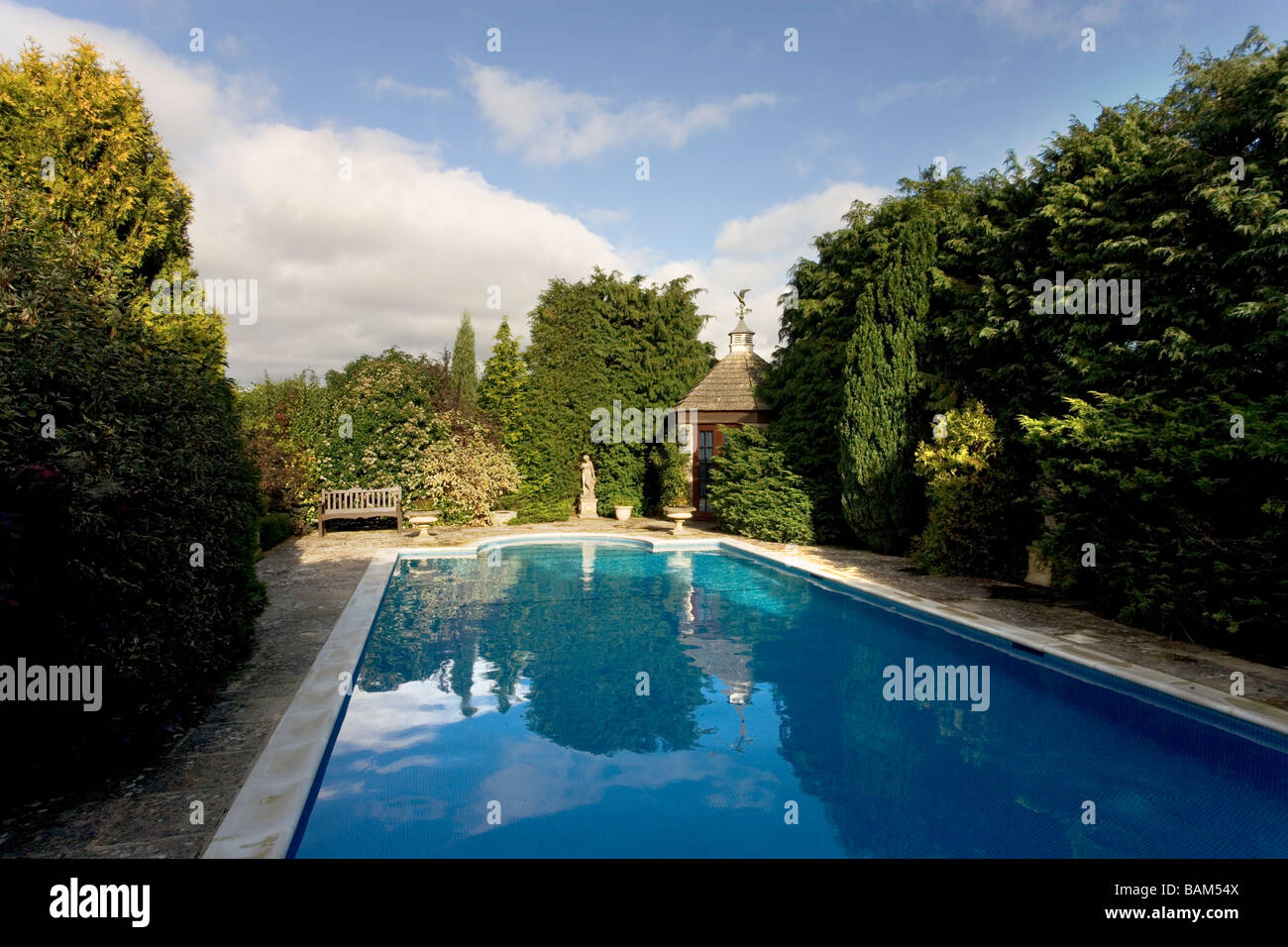 Outdoor swimming pool house uk hi-res stock photography and images - Alamy