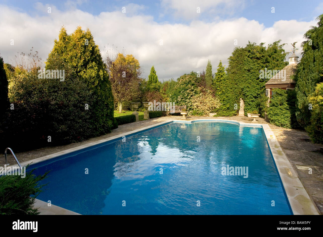 Outdoor swimming pool house uk hi-res stock photography and images - Alamy