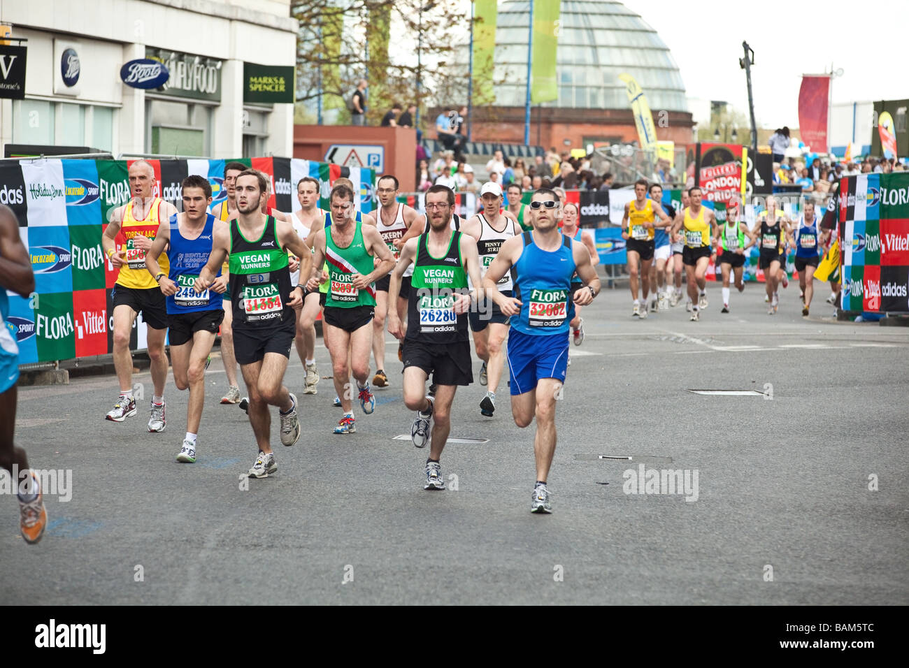 Athletes in the Flora London marathon 2009 at Greenwich Stock Photo - Alamy
