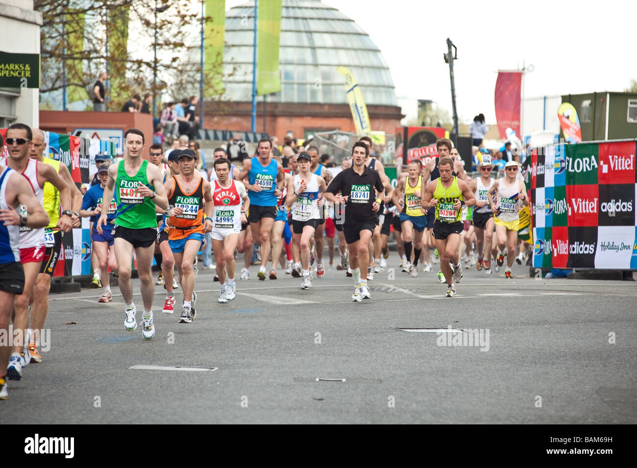 Athletes in the Flora London marathon 2009 at Greenwich Stock Photo - Alamy