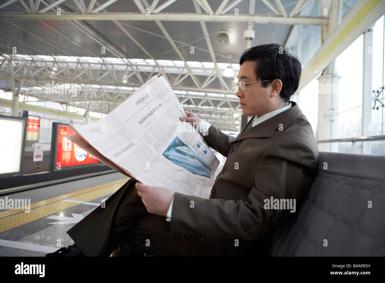 Commuter train reading newspapers hi-res stock photography and images ...