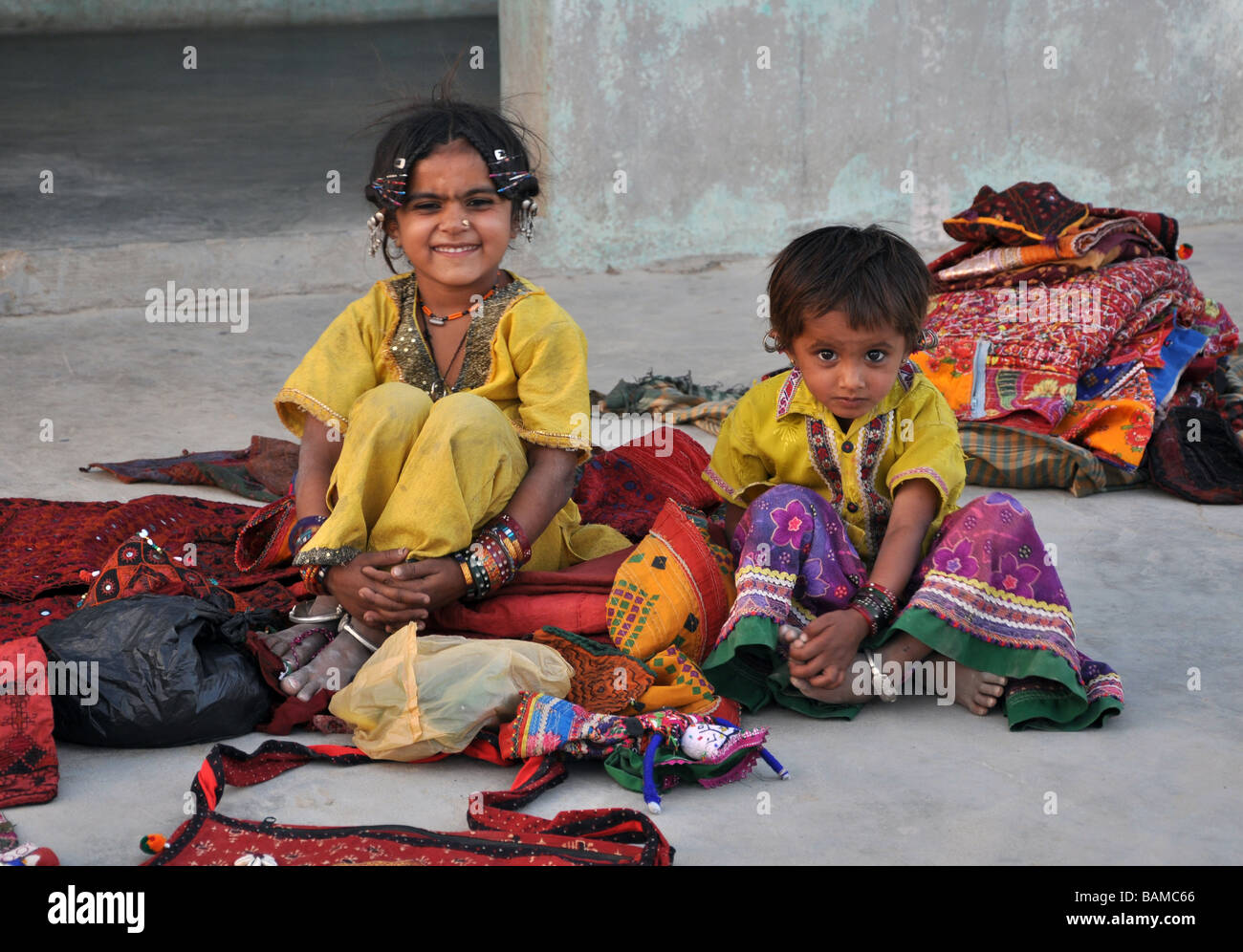 Children with their textiles in Hodka Village, Kutch, Gujarat Stock ...