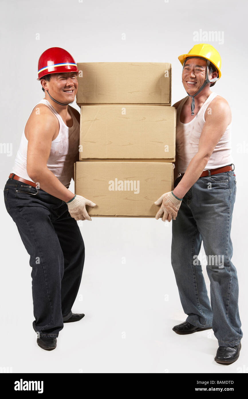 Guy lifting a box hi-res stock photography and images - Alamy