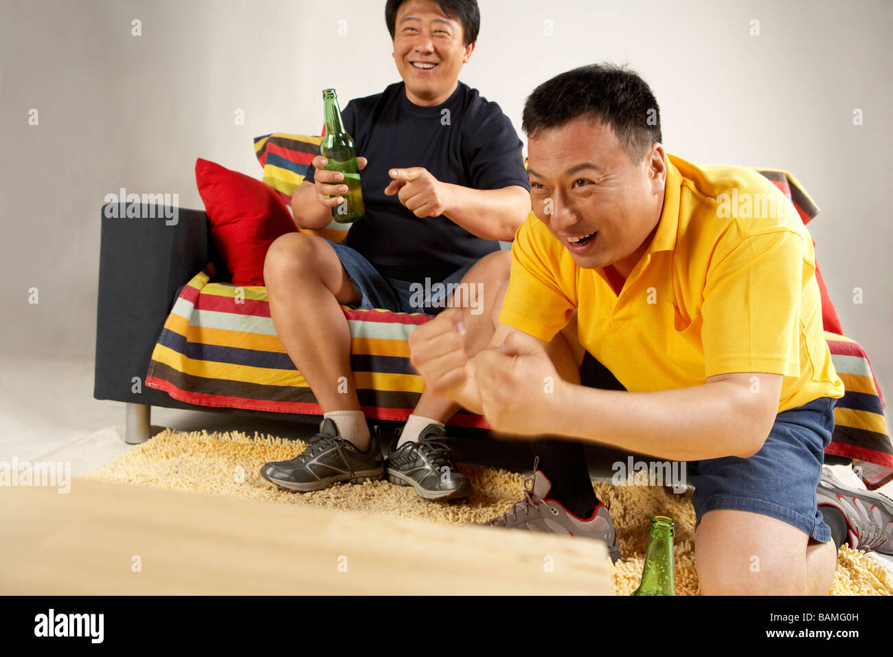 Sport fans cheering full body hi-res stock photography and images - Alamy