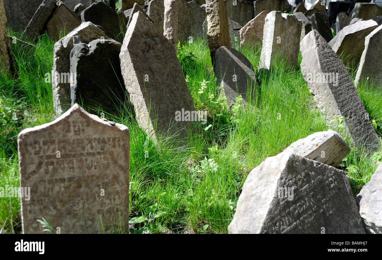 Old Jewish cemetery Josefov, the jewish quarter of Prague Stock Photo ...