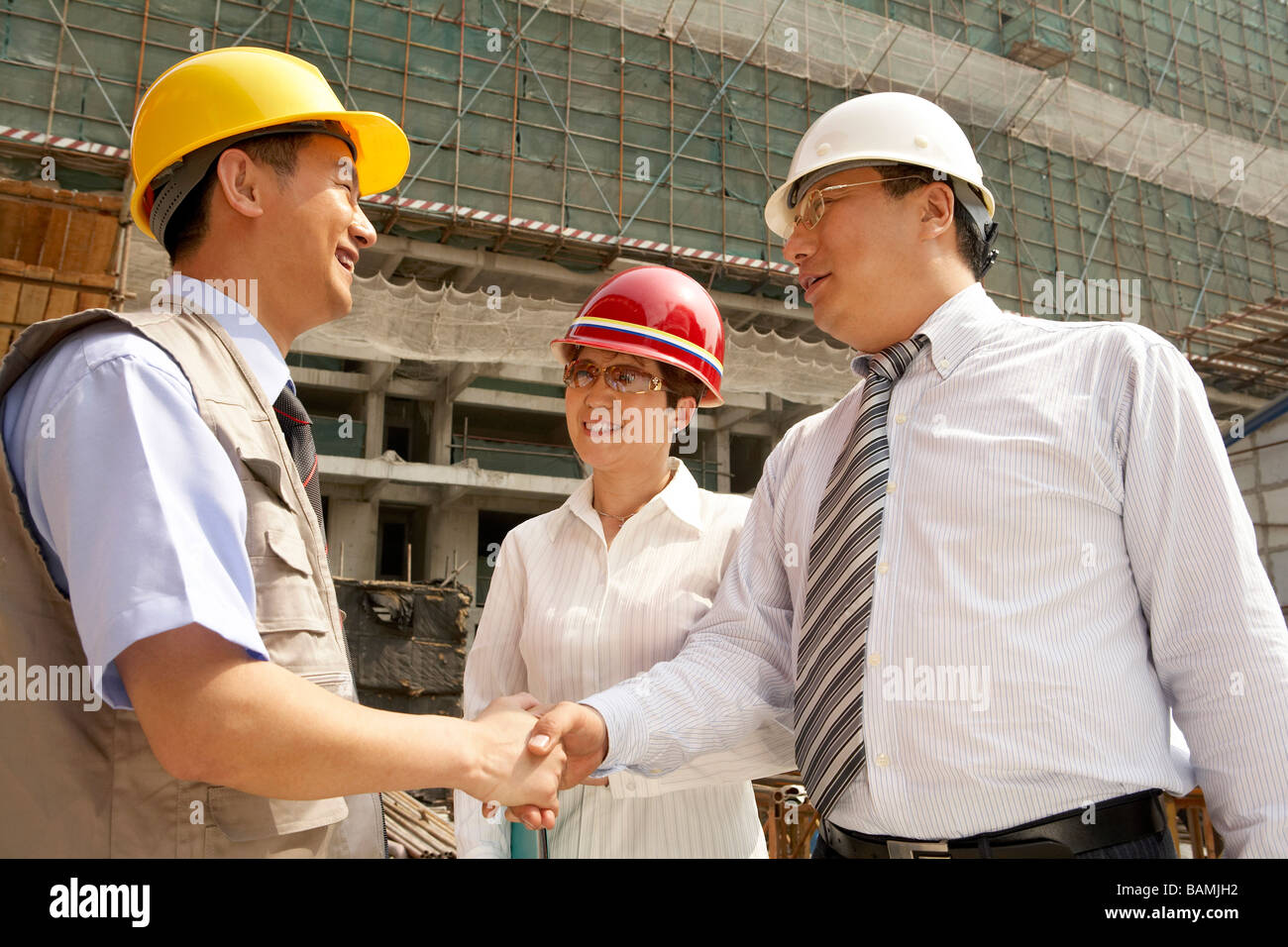 Contractors shake hi-res stock photography and images - Alamy