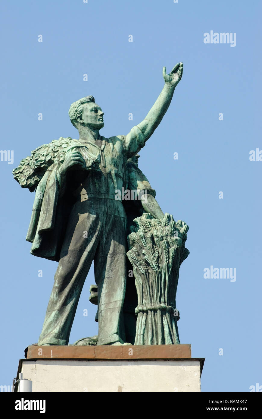 Statue worker moscow hi-res stock photography and images - Alamy