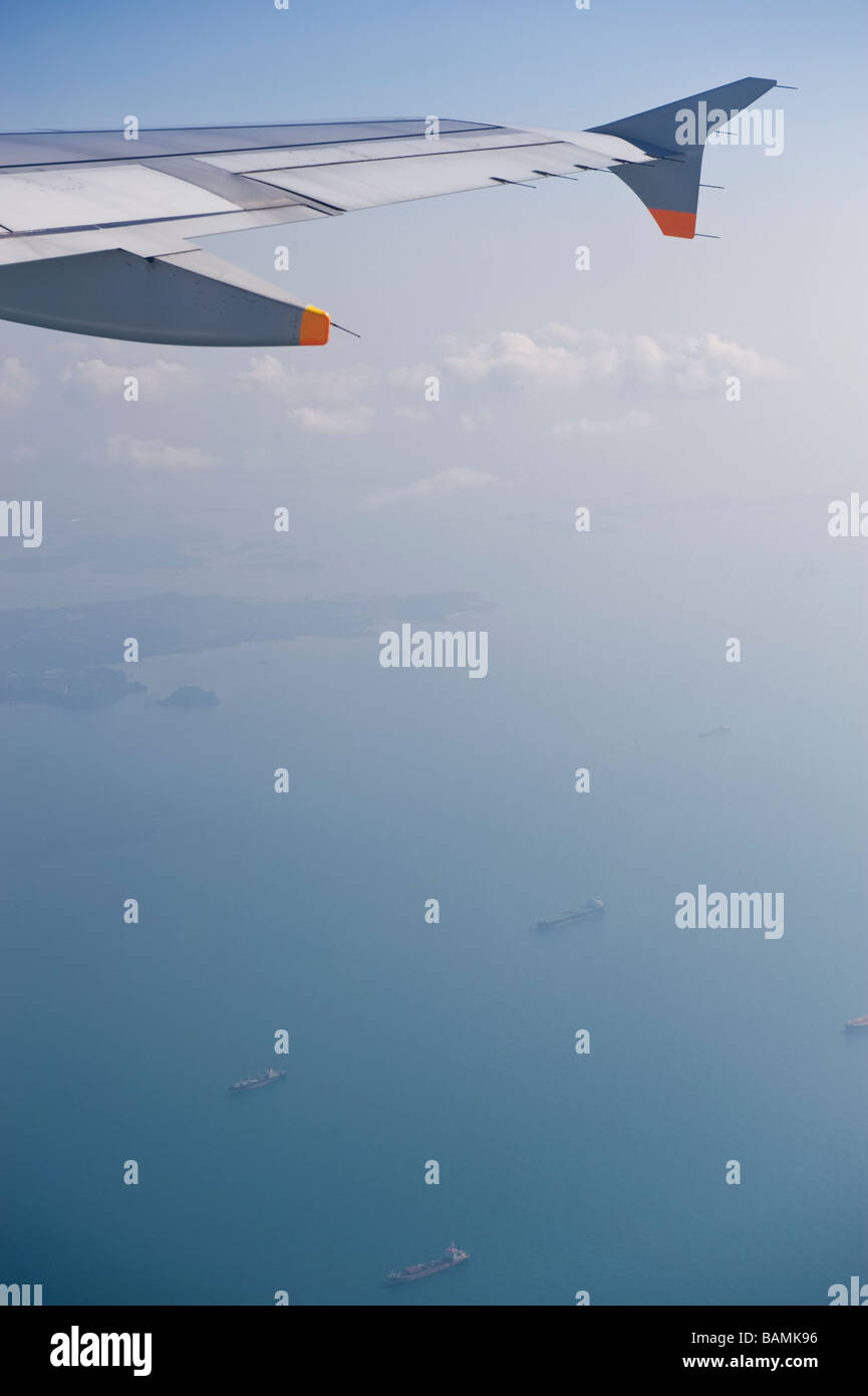 An airplane s wing seen from the passenger cabin Stock Photo - Alamy