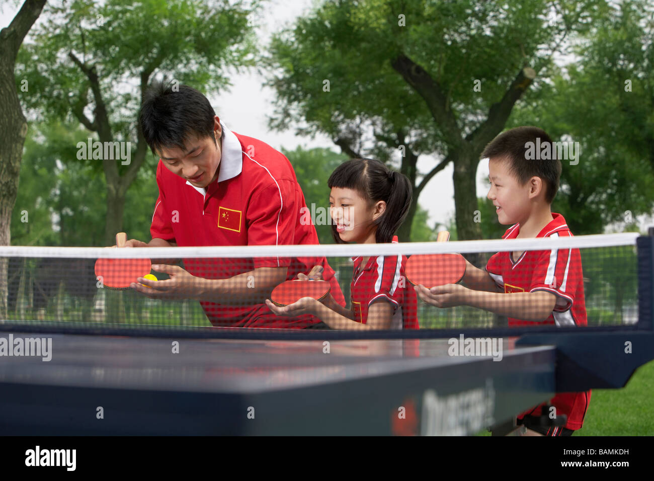 Father And Children Playing Ping Pong Stock Photo - Alamy