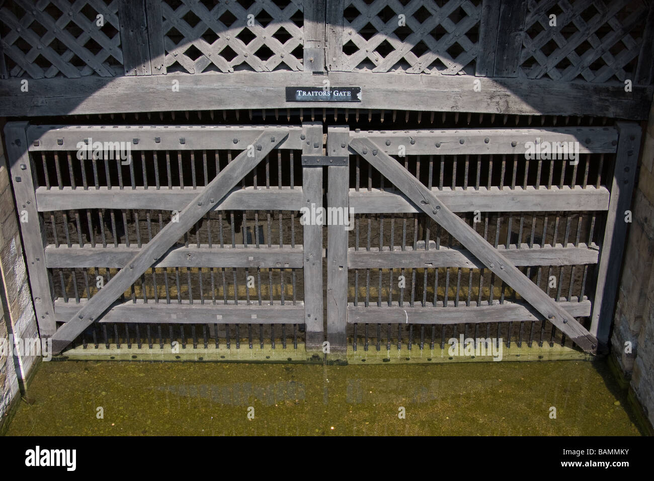 traitors gate tower of london thames path north bank river thames ...