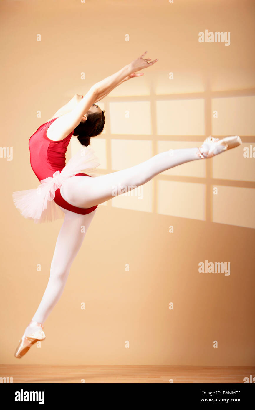 Female ballet dancers legs ballerinas hi-res stock photography and ...