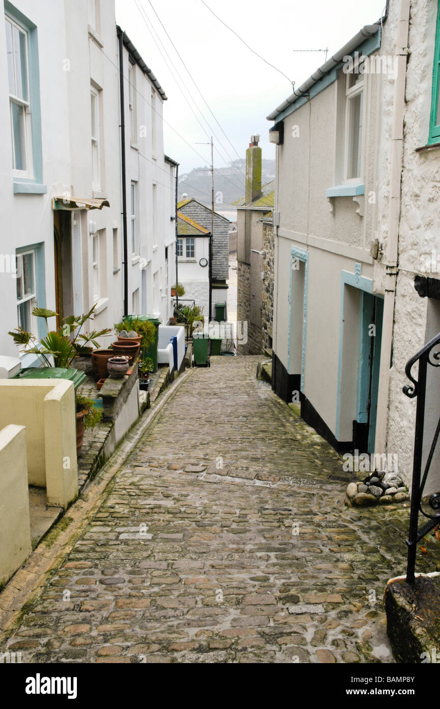 hilly street cornwall alley seaside Stock Photo - Alamy