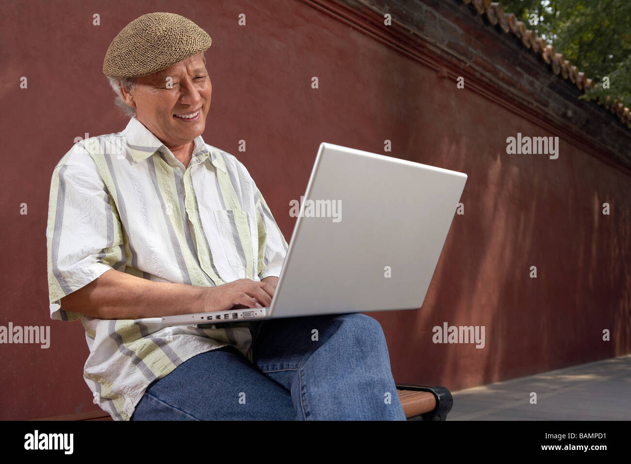 Old chinese man on laptop hi-res stock photography and images - Alamy