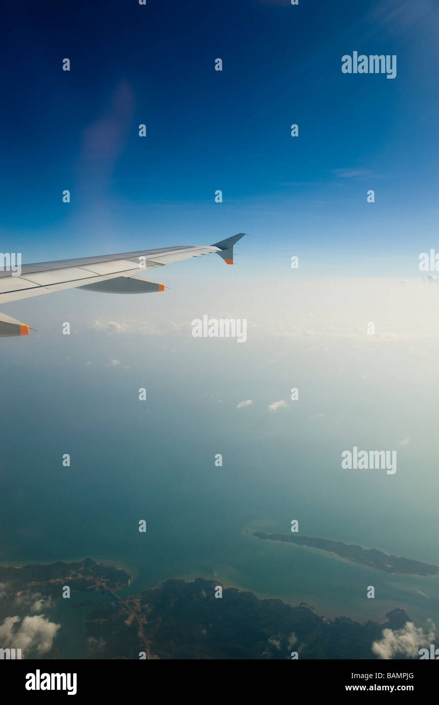 An airplane s wing seen from the passenger cabin Stock Photo - Alamy