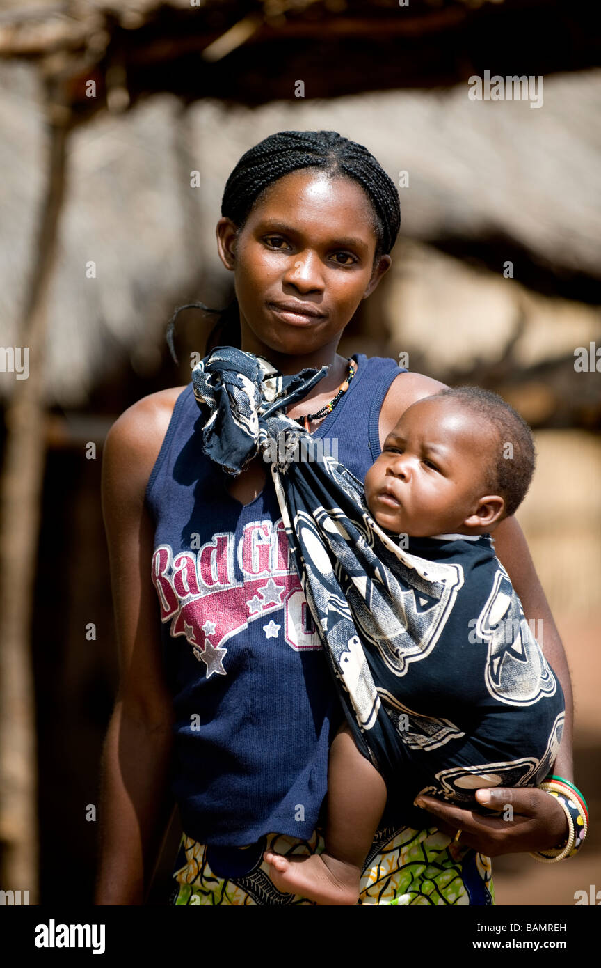 african woman carrying her child in a sling Stock Photo - Alamy