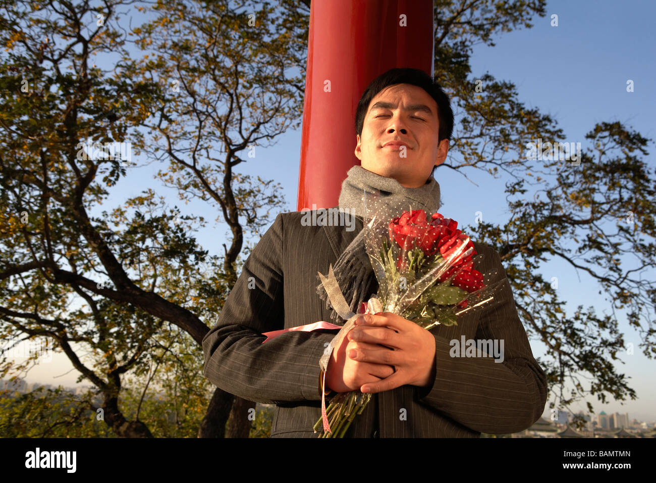 Man leaning against pole hi-res stock photography and images - Alamy