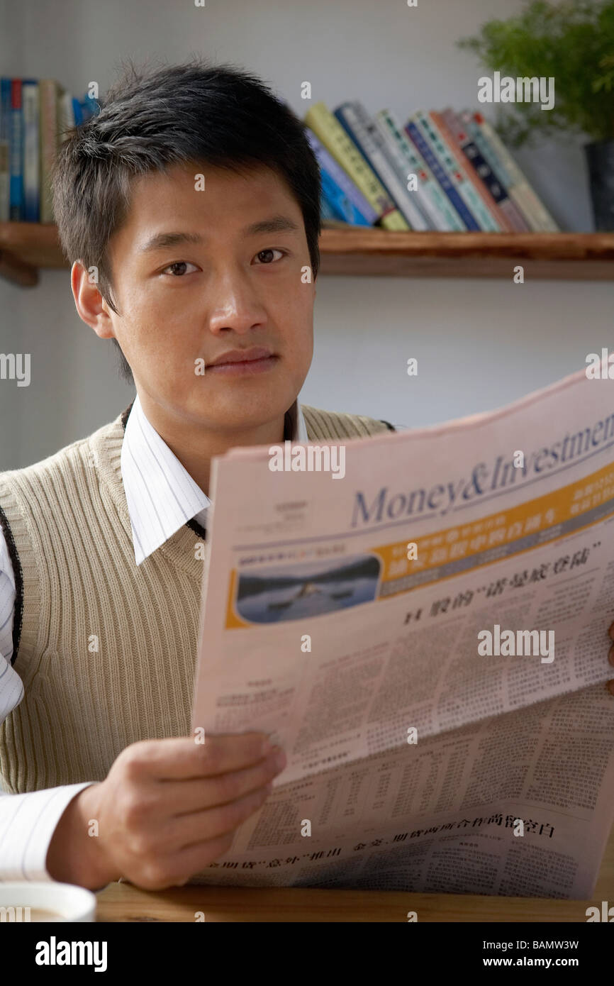 Chinese man reading a paper hi-res stock photography and images - Alamy