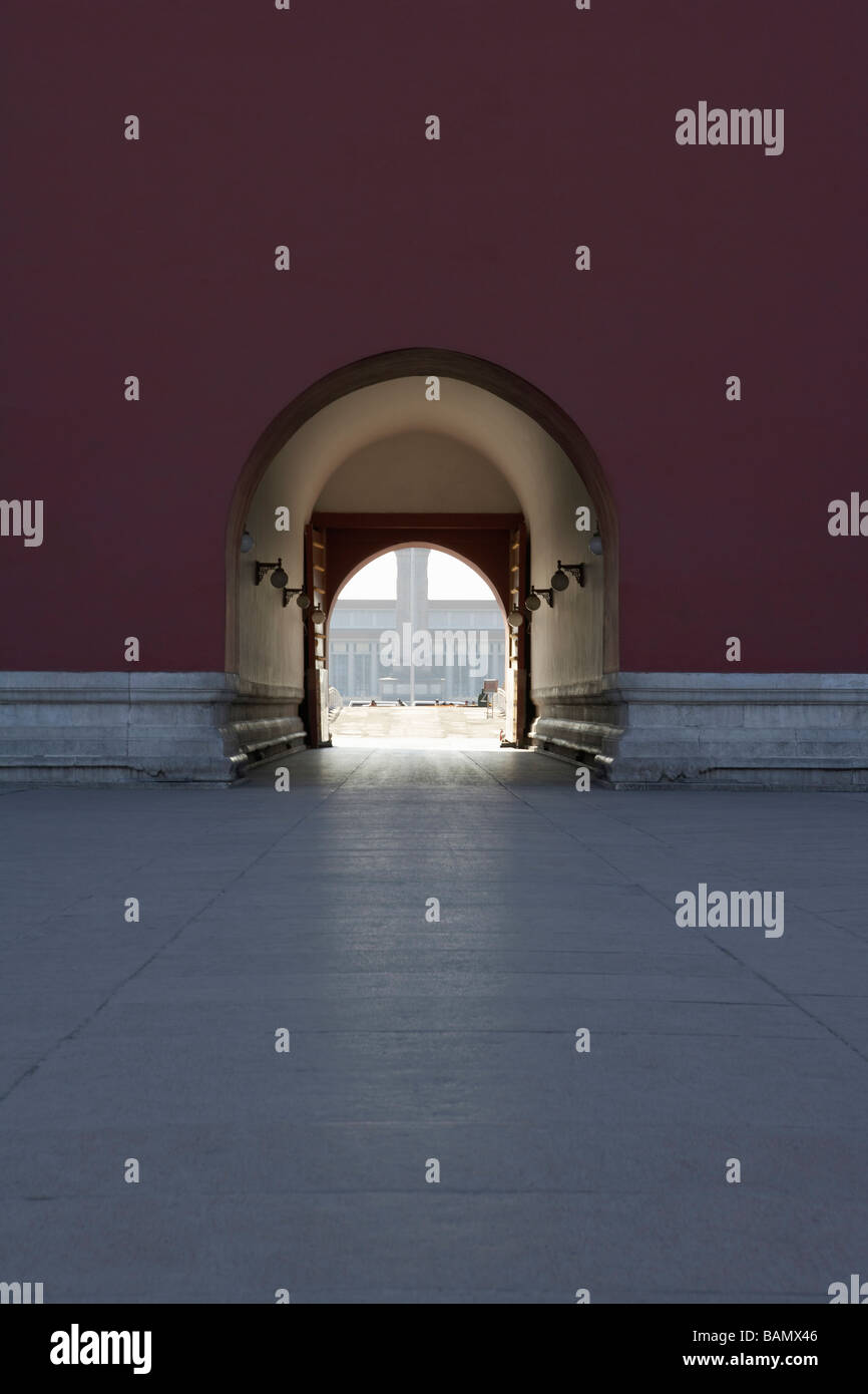 View Of Courtyard Through Archway Stock Photo - Alamy