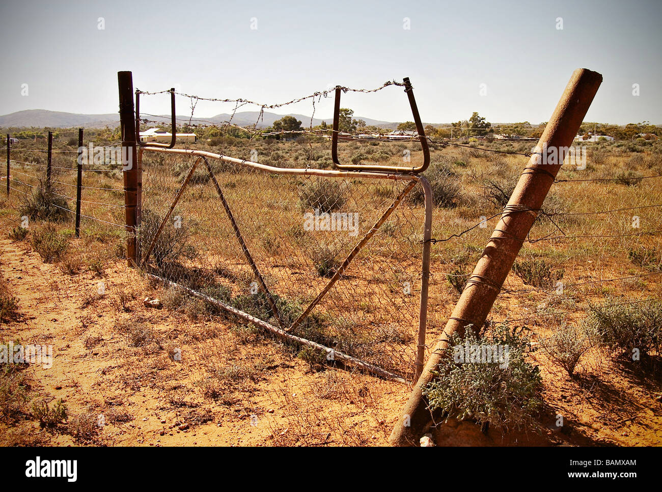 Old fence in outback australia hi-res stock photography and images - Alamy