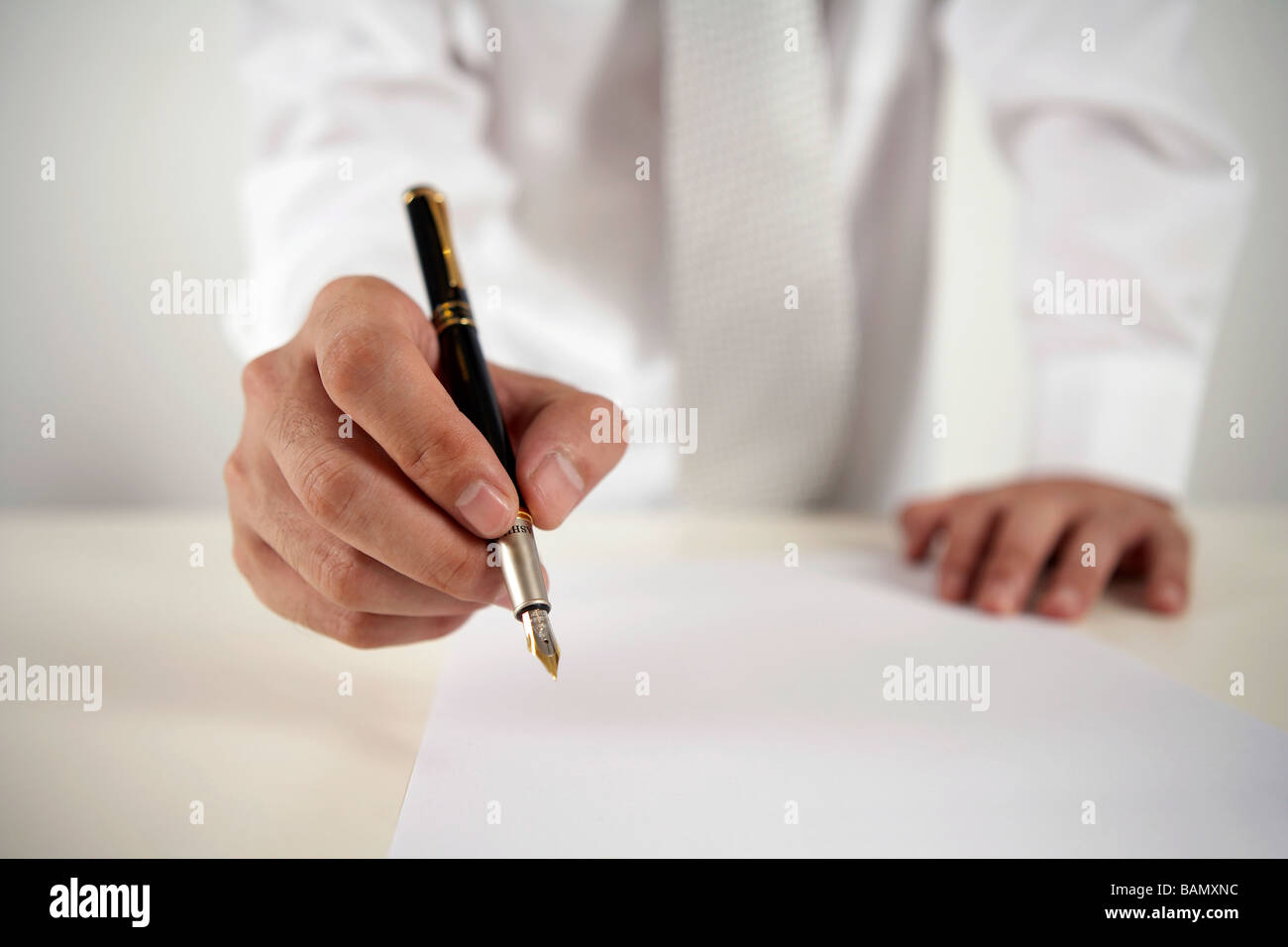 A businessman prepares to sign a document Stock Photo - Alamy