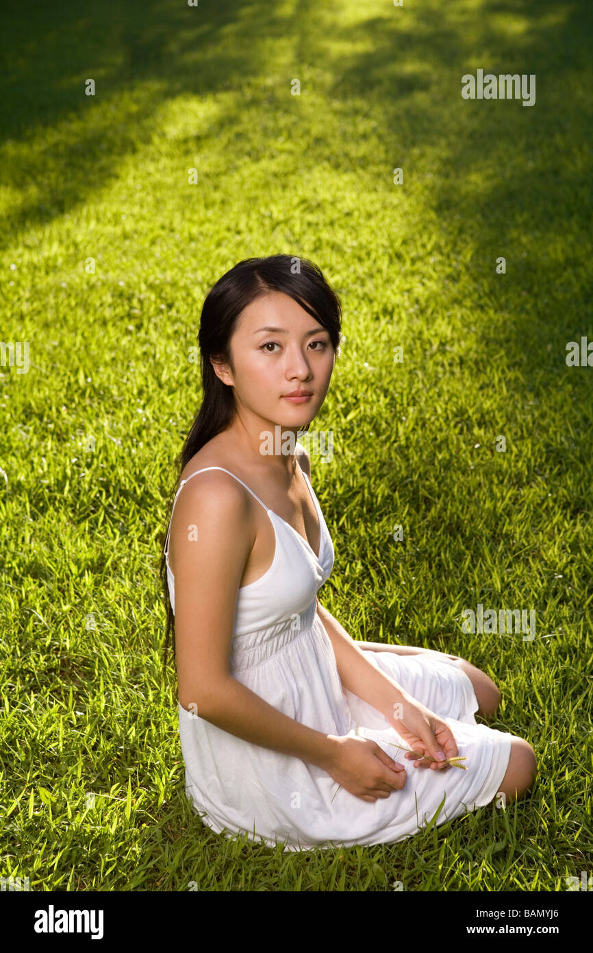Asian women in white dresses hi-res stock photography and images - Alamy