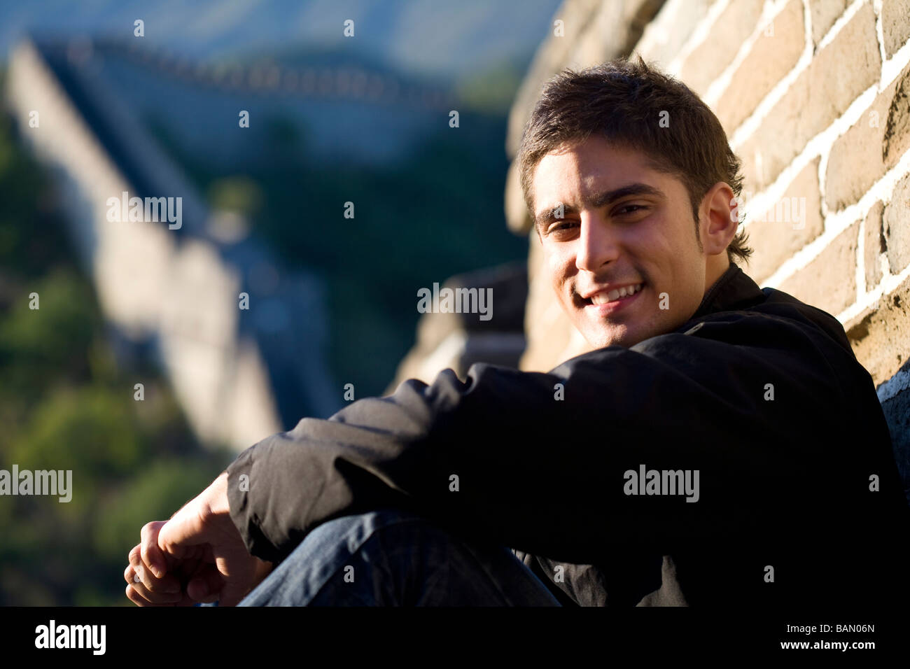 Young man visiting the Great Wall of China Stock Photo - Alamy