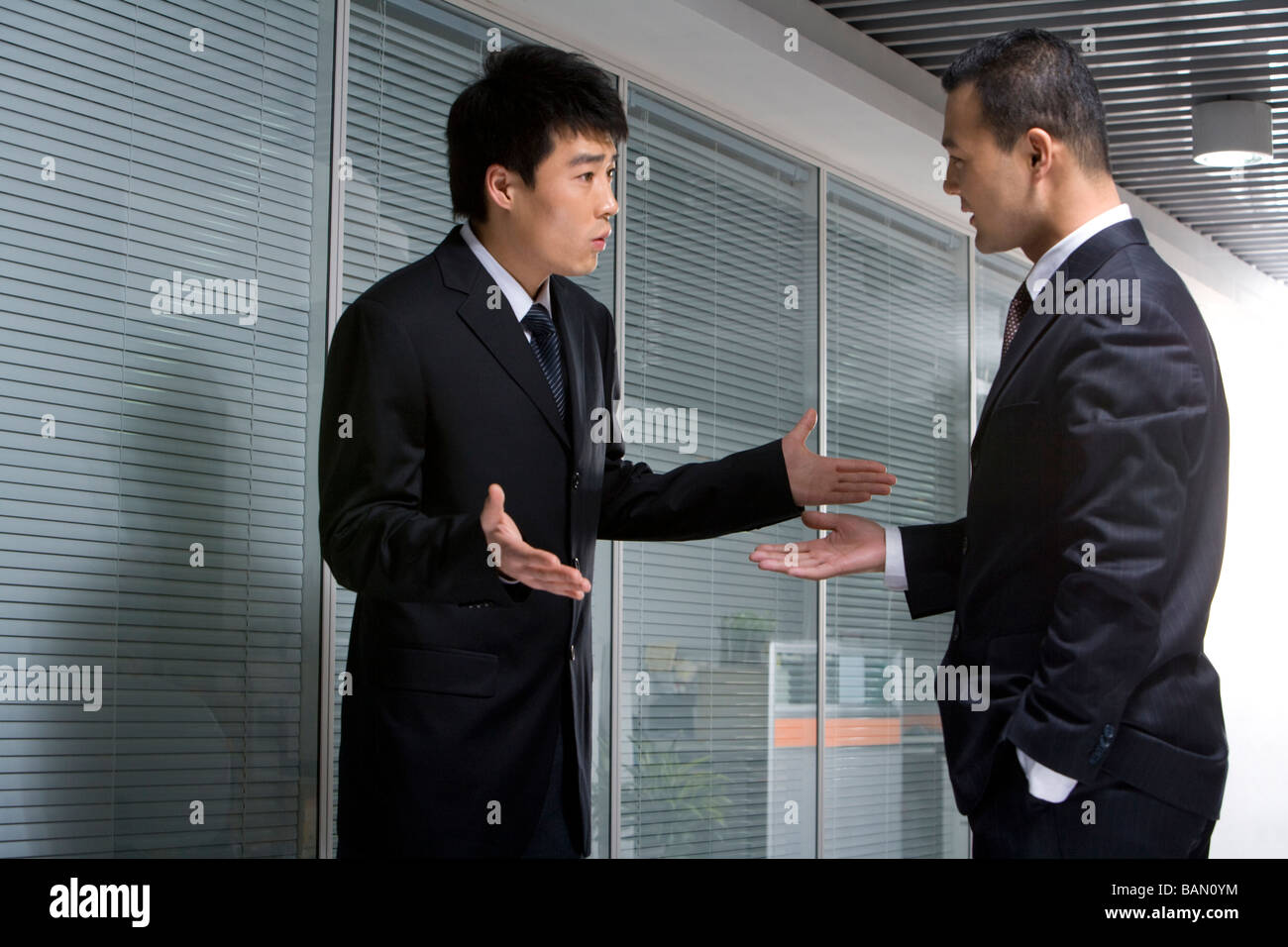 Disagreement discussion side view hi-res stock photography and images ...